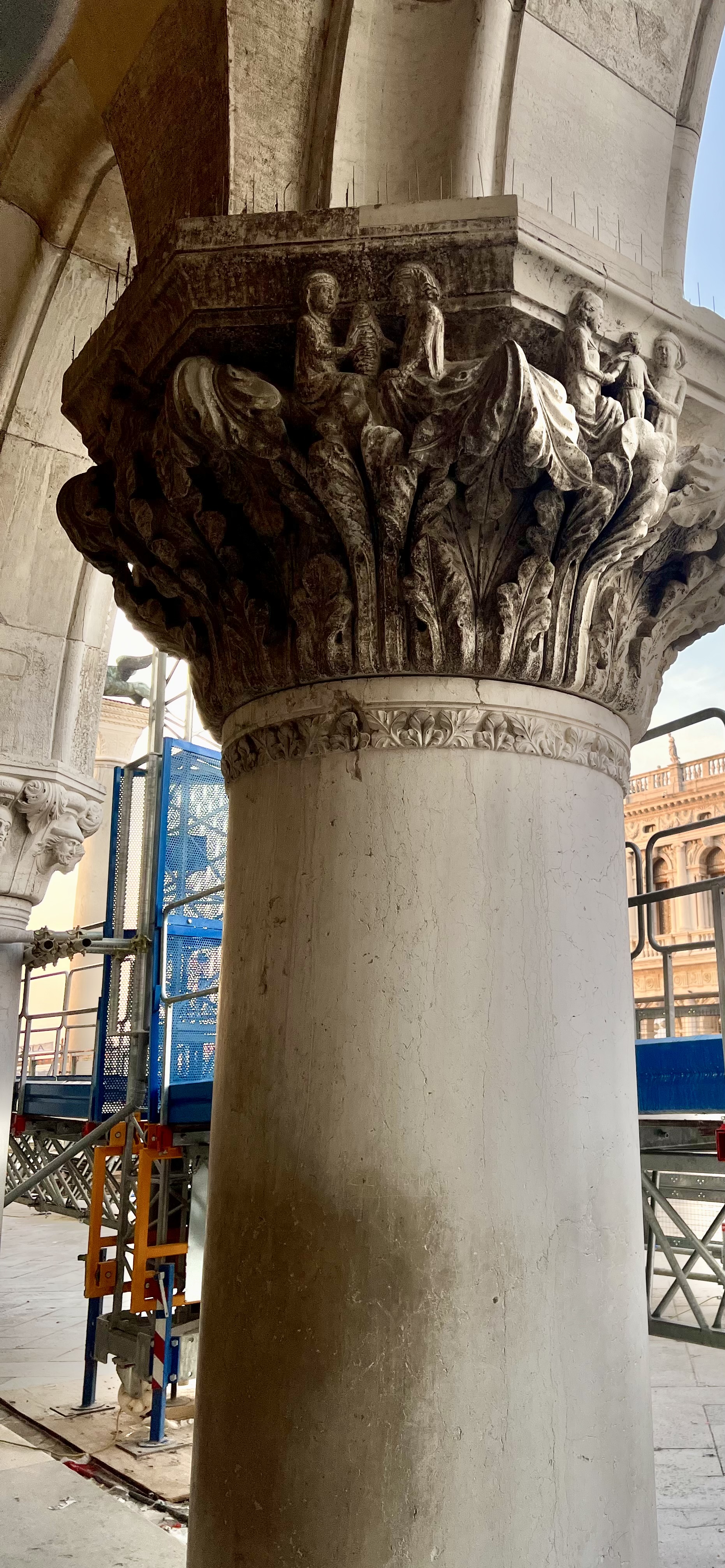 Una fotonovela en las columnas del Palacio Ducal – Venezia en invierno